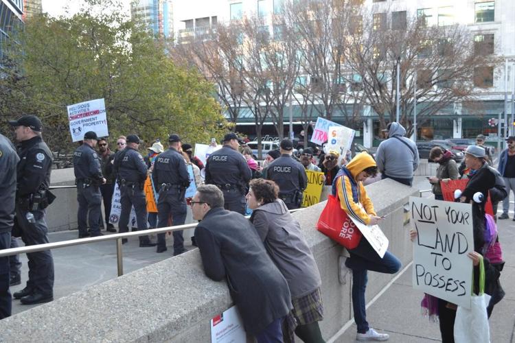 Protesters, far-right groups clash at Calgary city hall