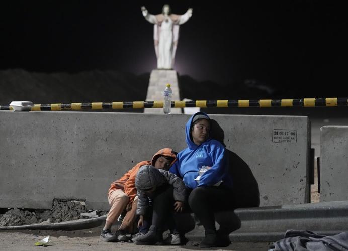 Migration crisis as hundreds stranded at Peru-Chile border