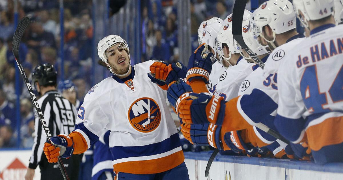 Islanders trade Travis Hamonic to Flames