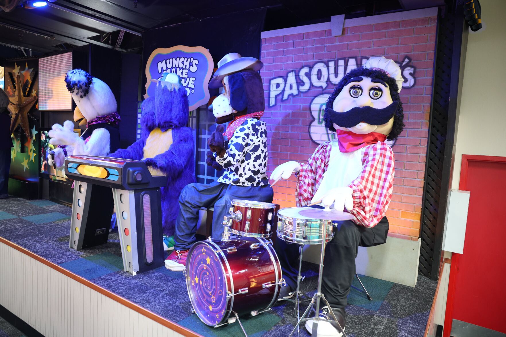 Inside Canada’s last animatronic Chuck E. Cheese show