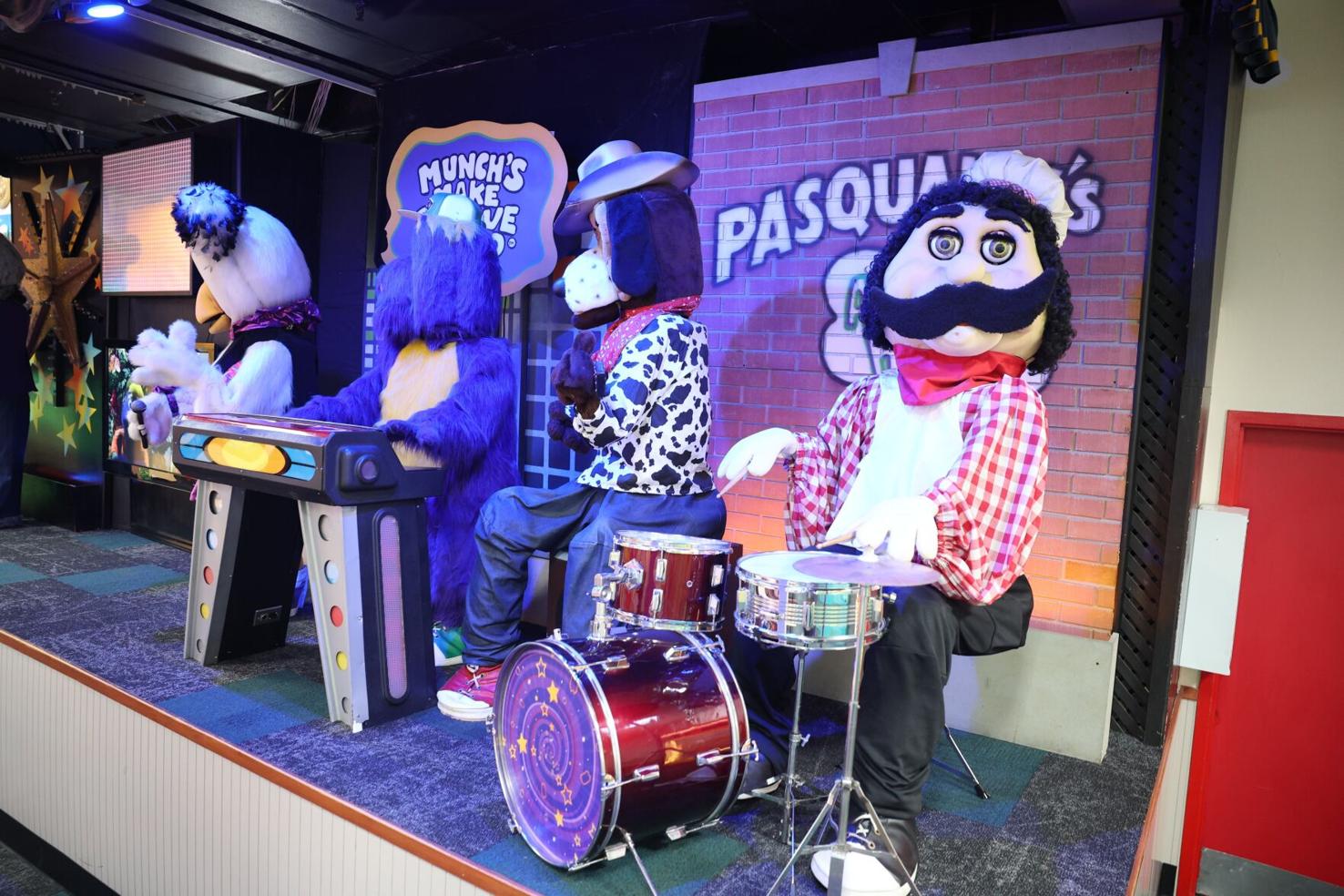 Inside Canada’s last animatronic Chuck E. Cheese show