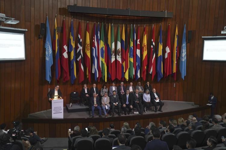 Colombian government, rebels resume peace talks in Mexico