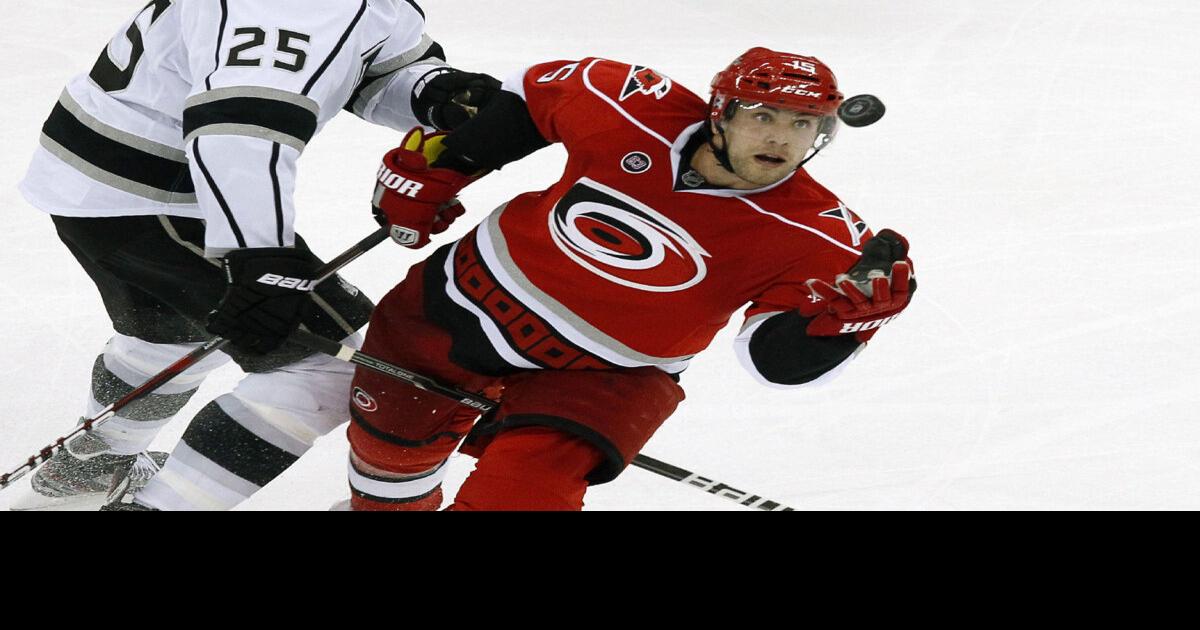 Dustin Penner of the Los Angeles Kings, pancake-serving actress wife ...