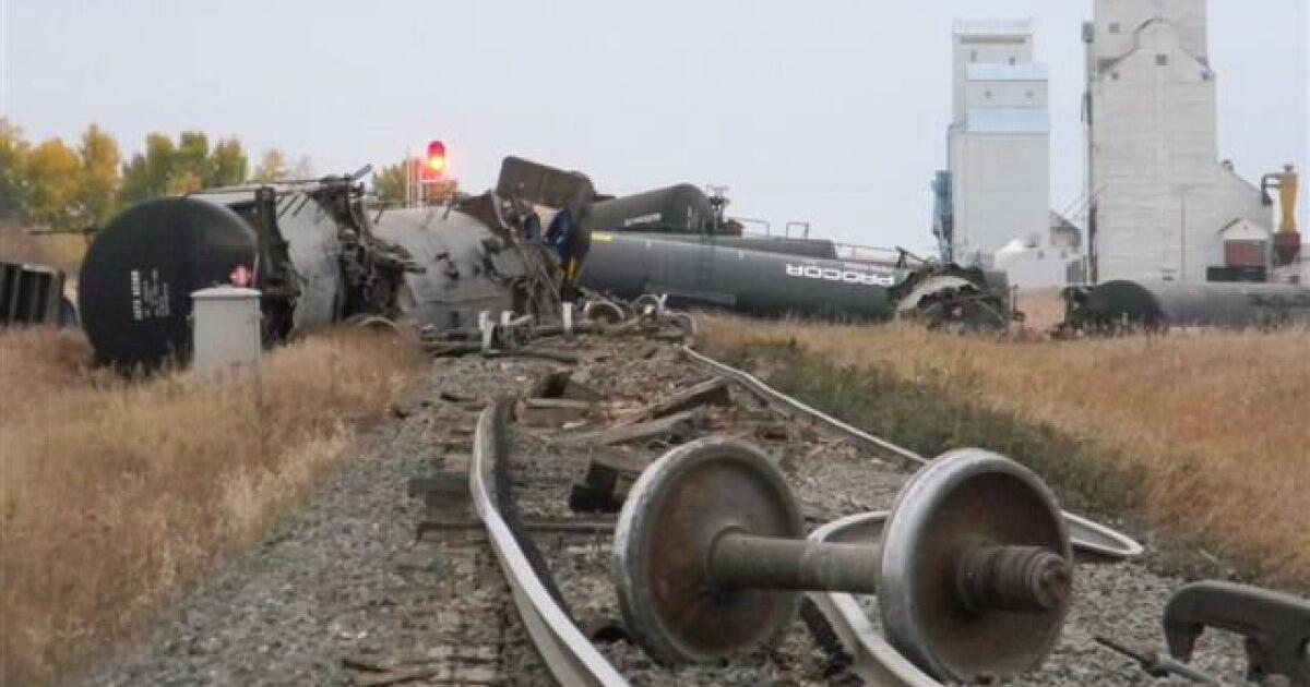 Freight train derails in Saskatchewan, leaks oil