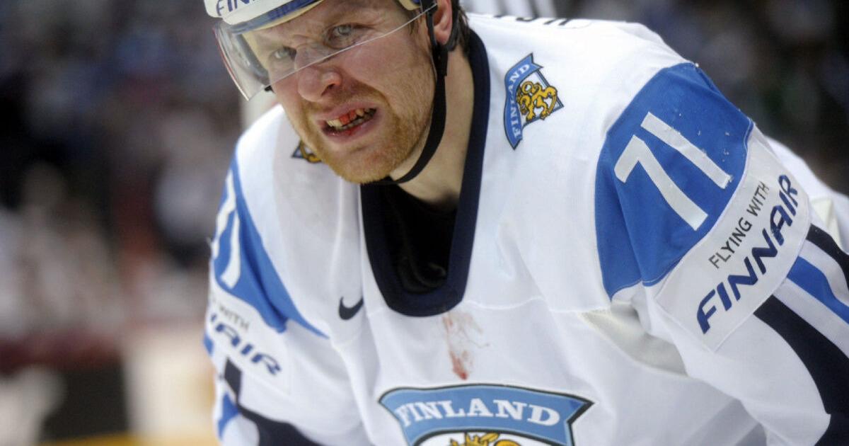 Maple Leafs sign forward Leo Komarov to one-year deal