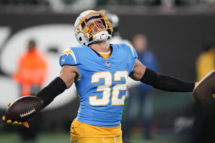 Chargers roll past Jets 27-6 behind Davis' punt return, Ekeler's 2 TDs ...