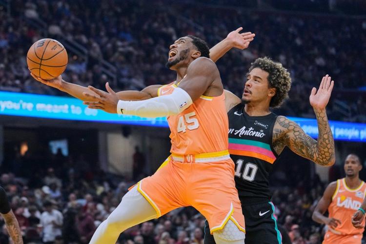 Donovan Mitchell scores 28 points, Cavaliers beat Spurs 130-117