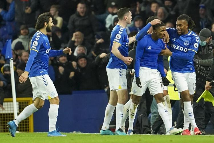 Everton scores late, beats Arsenal 2-1 to end winless run