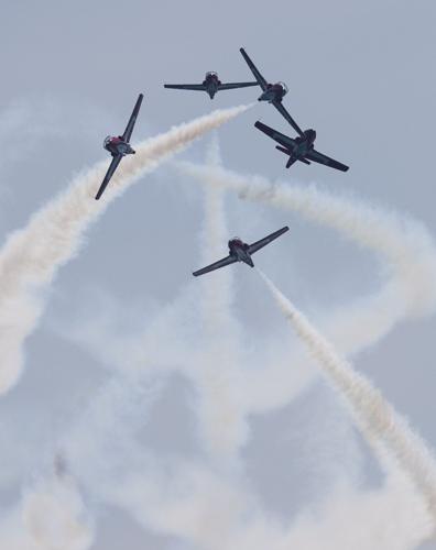 Roar of jets, split-second acrobatics at air show in Toronto
