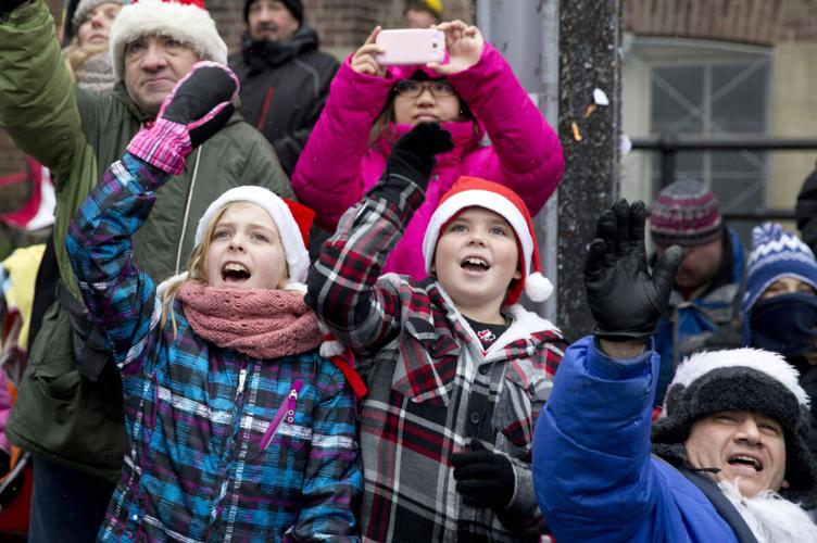 Flurries greet St. Nick's arrival in Toronto