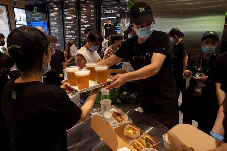 Shake Shack shrugs off trade war, opens outlet in Beijing
