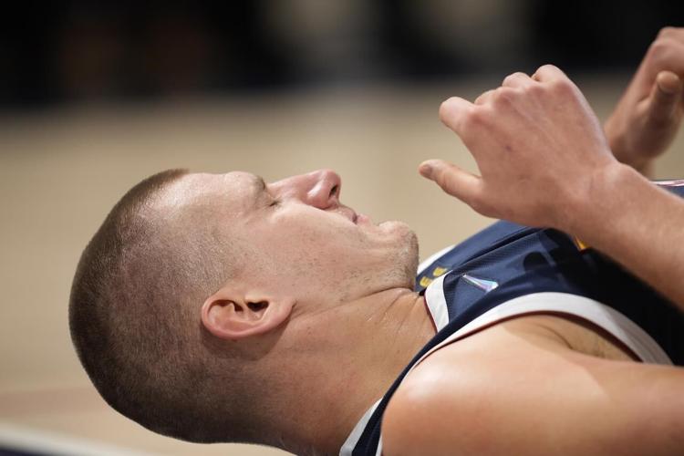 Jokic boosts Nuggets on a bruised knee, beat Mavs 106-75