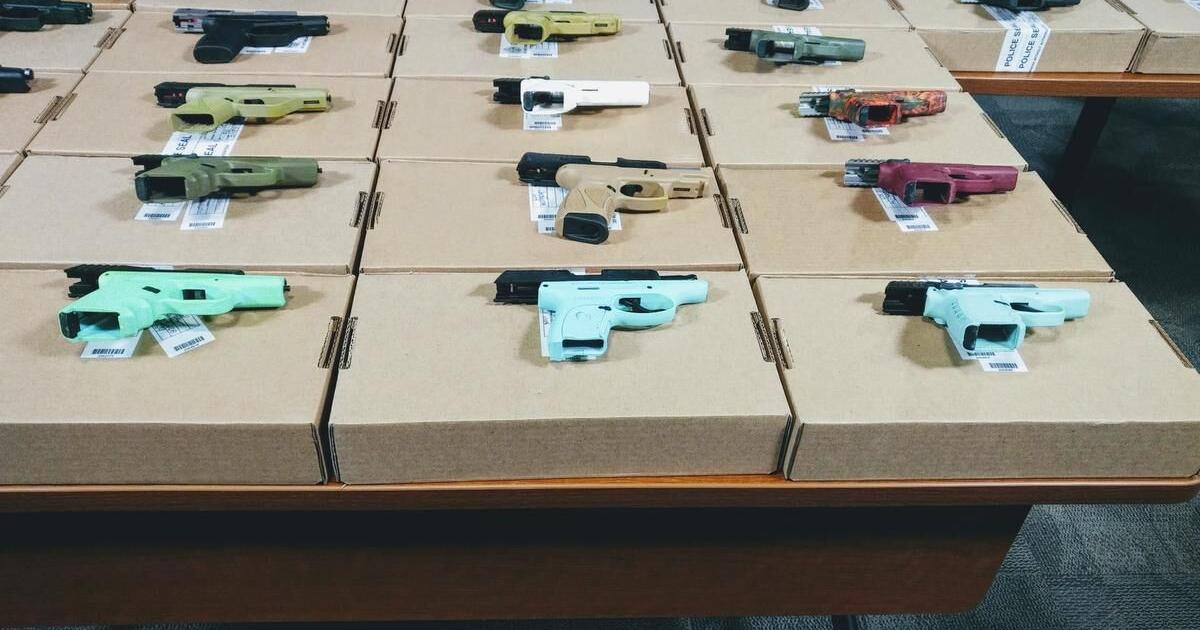 Toronto police seize their largest single stash of guns in raids ...