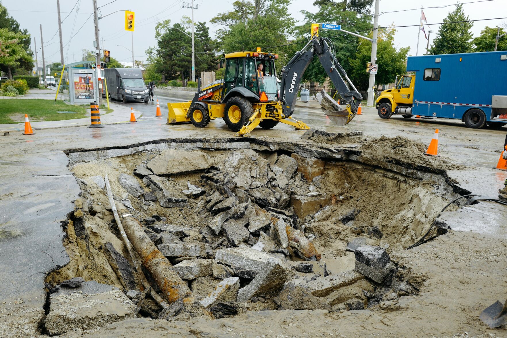 Massive sinkhole shuts down intersection in Toronto