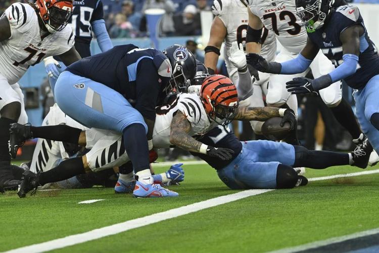 Burrow keeps Bengals offense going in sloppy win over Titans