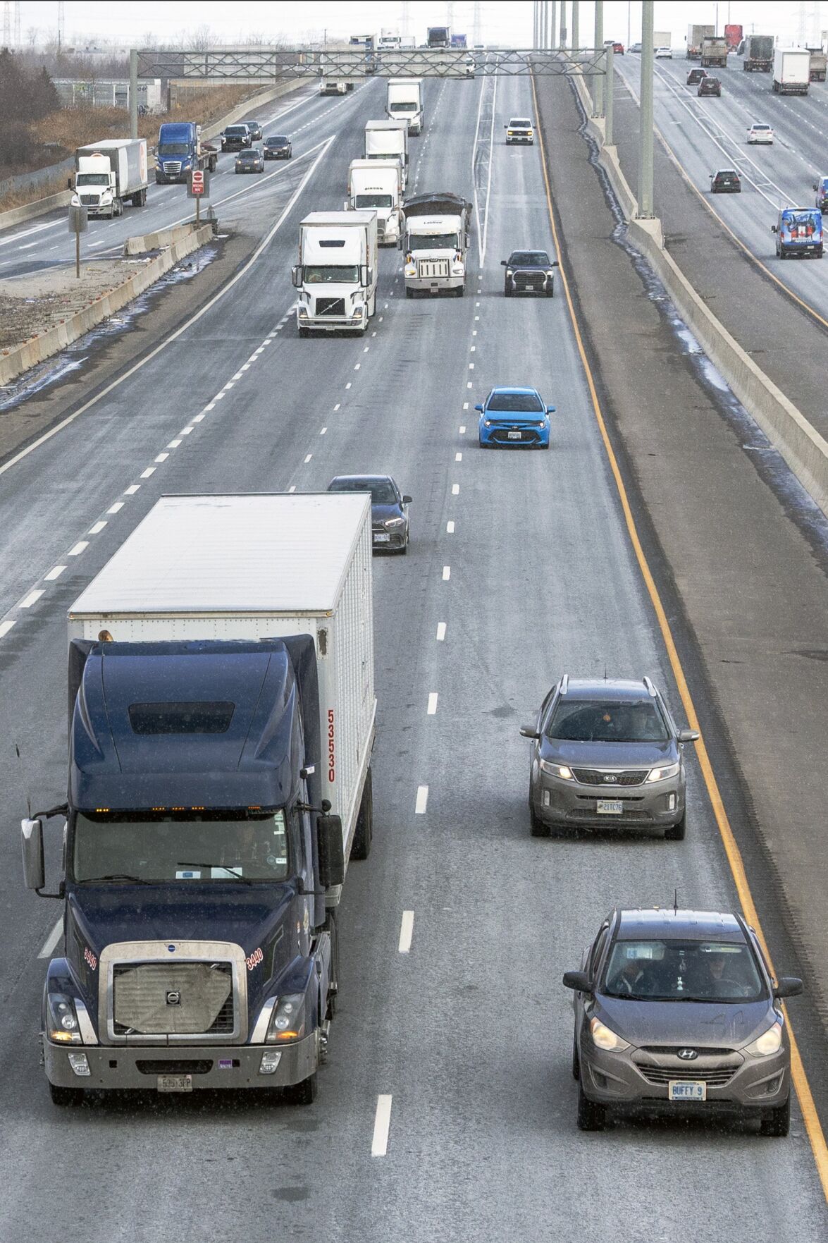 Ontario wants solo drivers to use HOV lanes outside rush hours