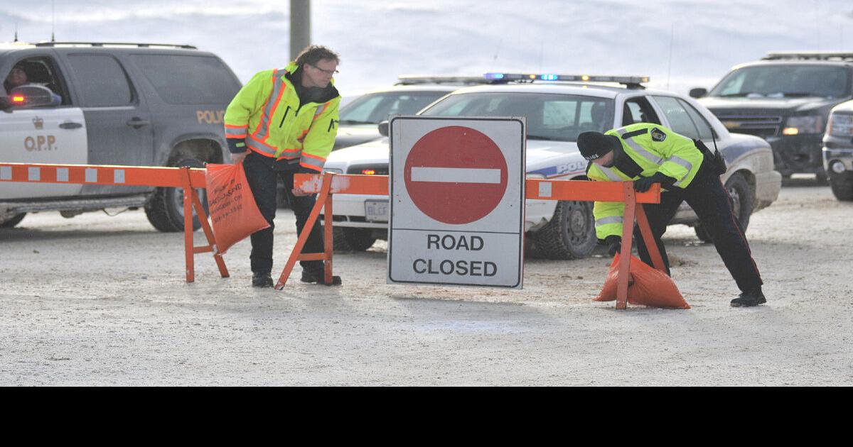 Huge pileup closes Highway 401 both ways at Napanee