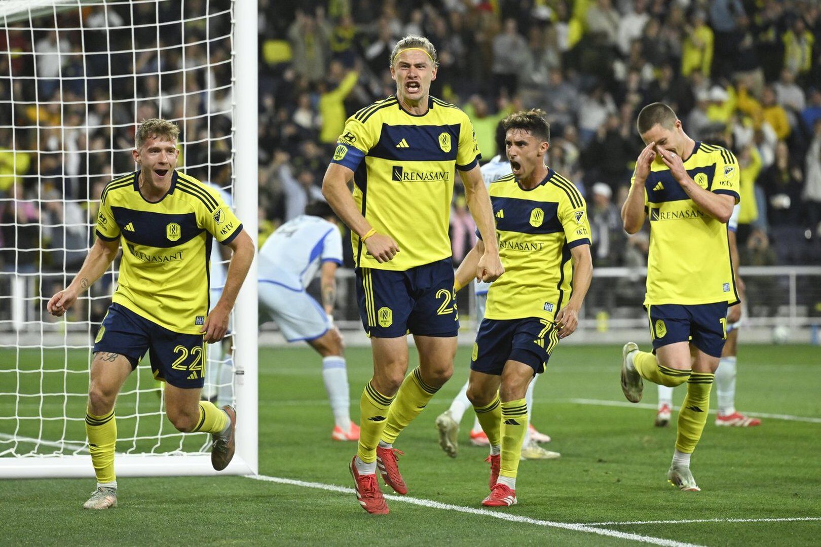 Toronto FC bolsters backline by signing veteran centre back Walker ...