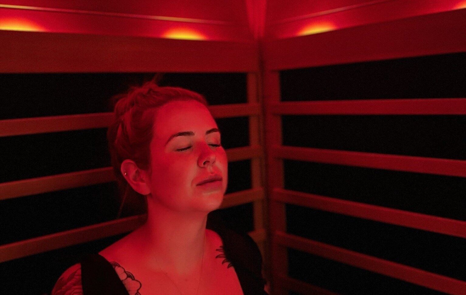 What does red light therapy in Toronto gyms and spas do?
