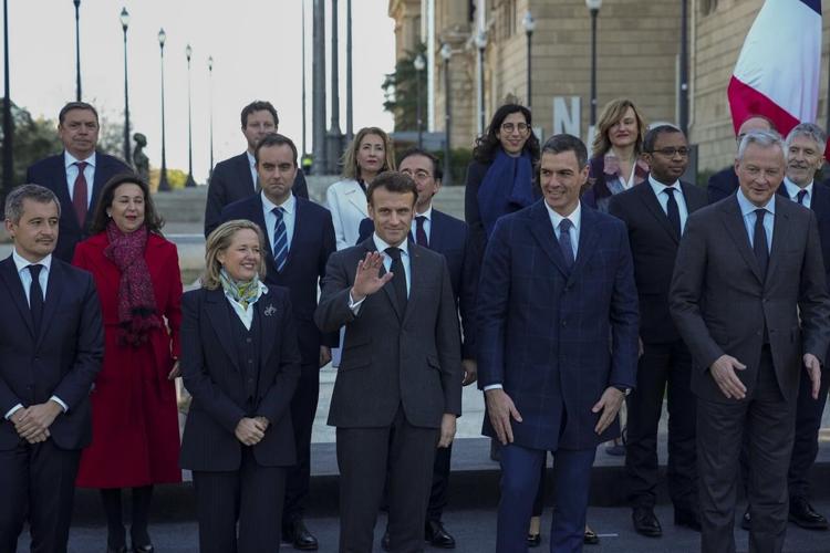 Spanish, French leaders sign friendship treaty in Barcelona