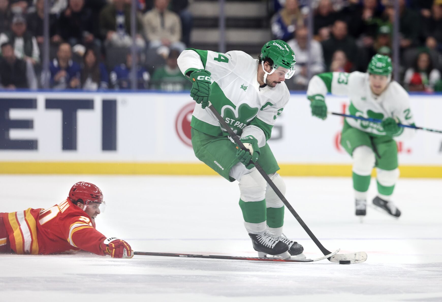 Auston Matthews back in form in Maple Leafs win over Flames