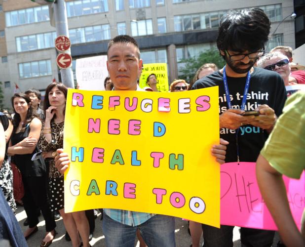 Refugee health cuts: Nationwide physicians’ protest draws 500 in Toronto