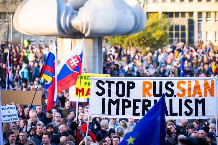 Slovakian crowds continue protest against pro-Russian policies of ...