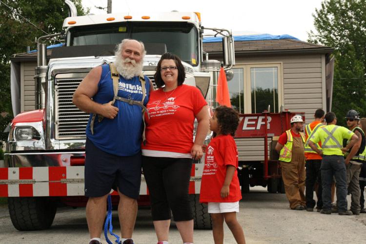 Powerlifter helps ease burden of mom, daughter moving their house