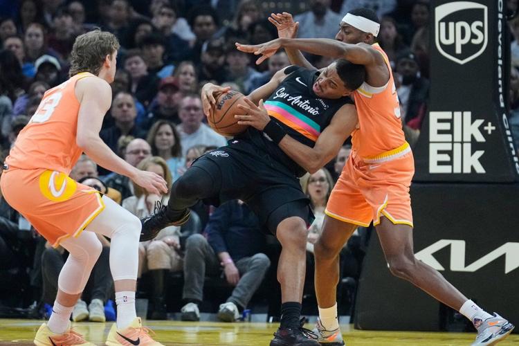 Donovan Mitchell scores 28 points, Cavaliers beat Spurs 130-117