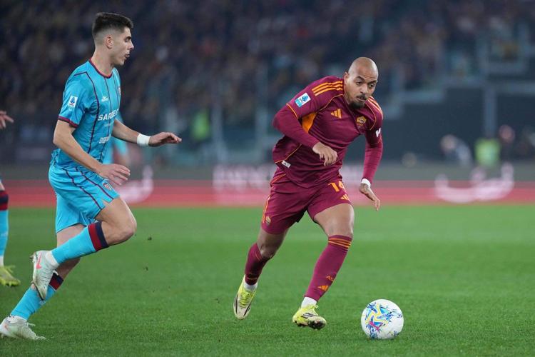 Malen's priceless double keeps Roma in touch with Serie A pack