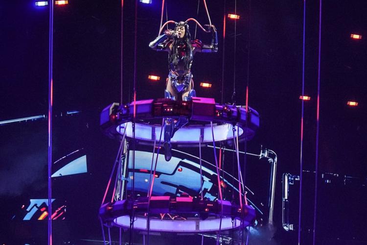 Review: Katy Perry dazzles fans with Toronto concert spectacle