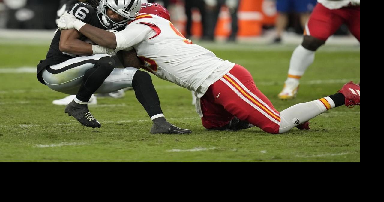 Raiders' inexperienced offensive line is struggling to open holes or ...
