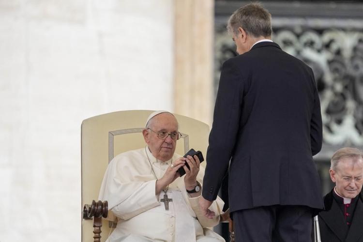 Pope takes cellphone call during general audience, meets with clergy ...