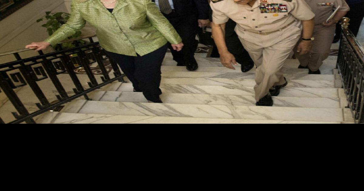 Hillary Clinton motorcade pelted with tomatoes, shoes in Egypt