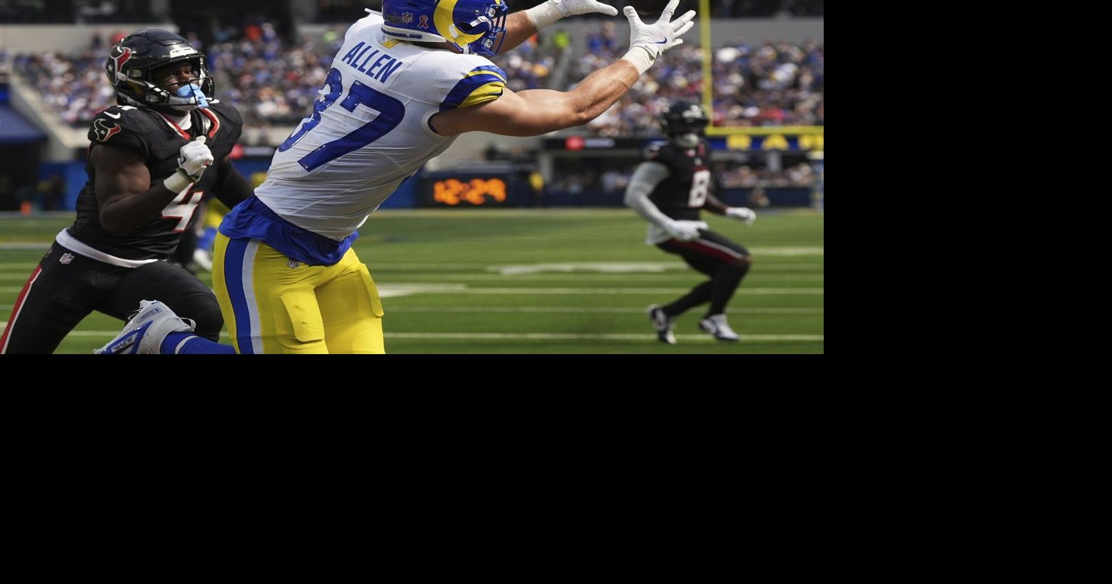 Stafford tops 60,000 yards passing, defense stands strong as Rams hold ...