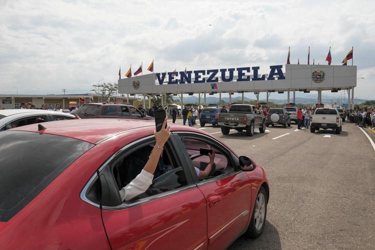Colombia, Venezuela open key binational bridge as ties warm