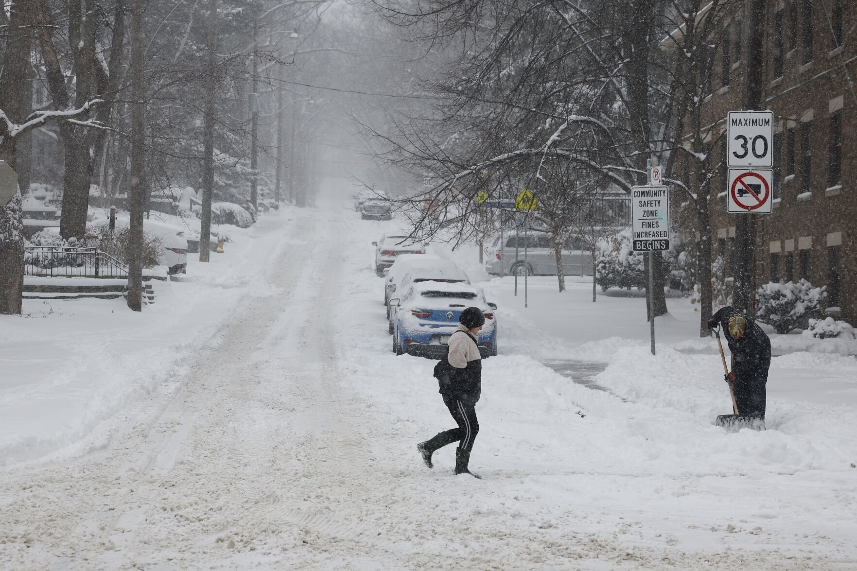 Toronto snowfall warning live: Major commute, travel delays