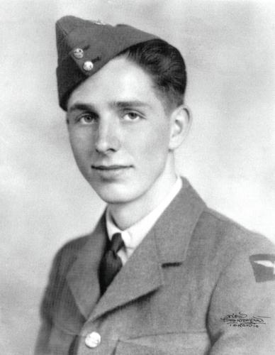 ‘Andy’ Carswell, a WWII flying ace who twice escaped from a German PoW ...