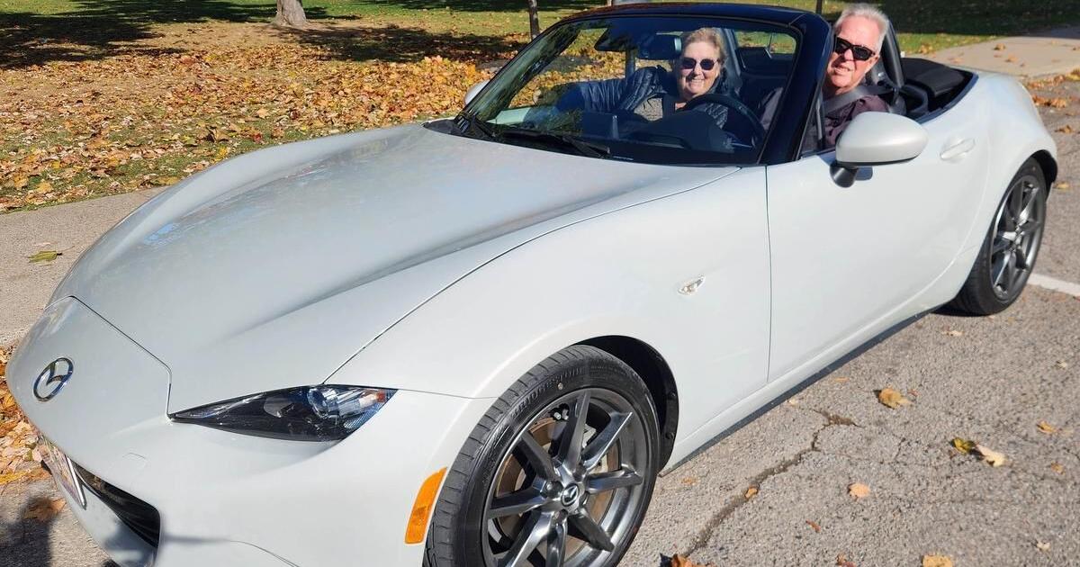 2017 Mazda MX-5 Miata turns couple into convertible converts