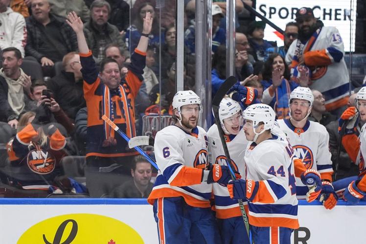 Duclair scores two, Islanders extend Canucks' winless skid to 11 games