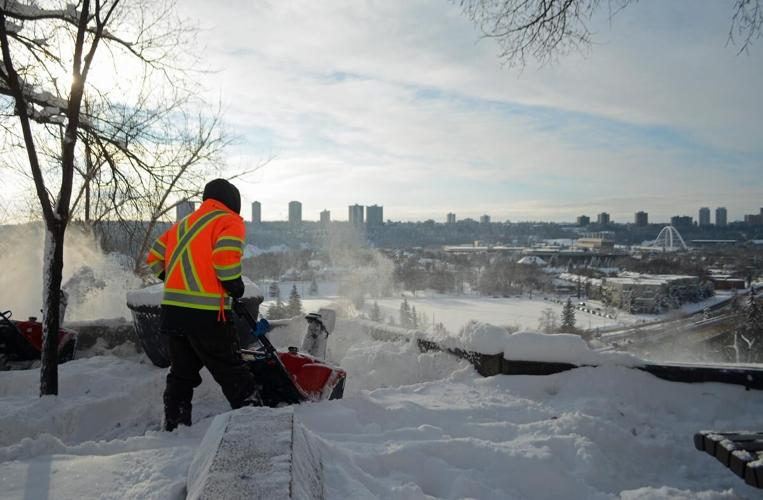‘Long duration snowstorm’ hits Edmonton just in time for the weekend