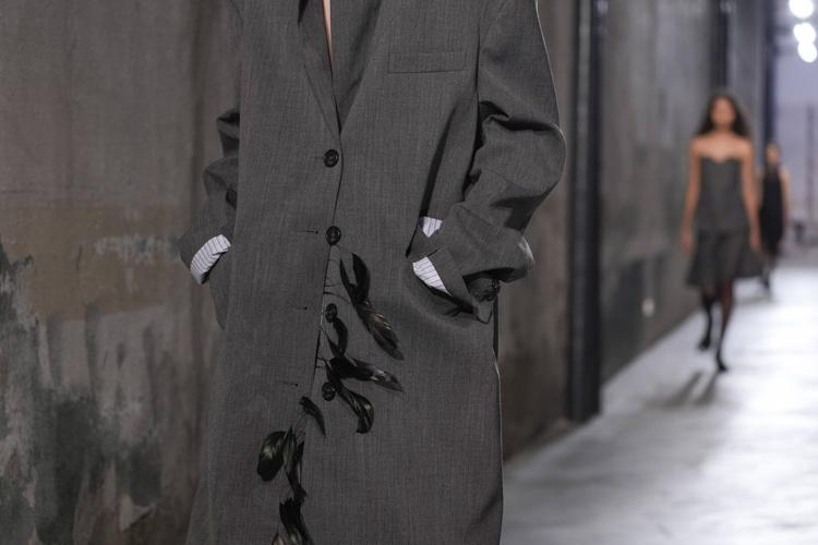 N21 brings back wardrobe staples with feathery details and statement bows