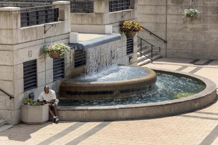 Toronto keeps cool amid blazing temperatures