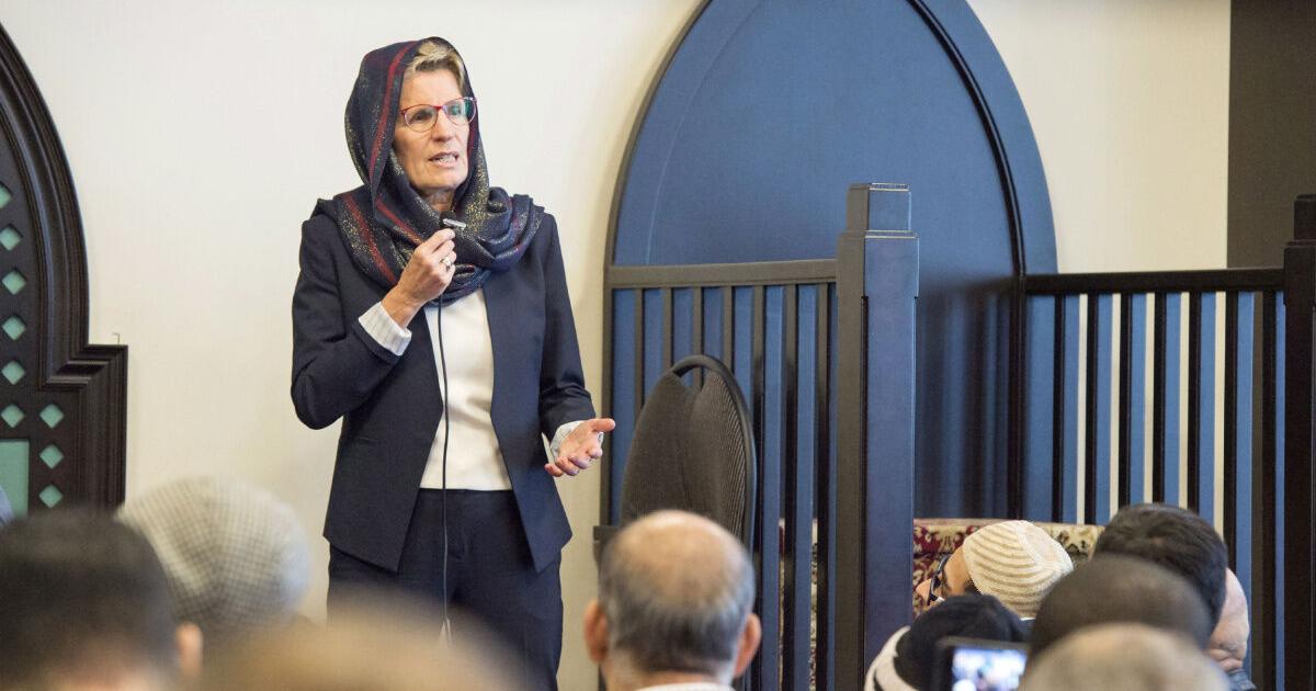 Premier visits Toronto mosque to offer words of comfort to Muslims
