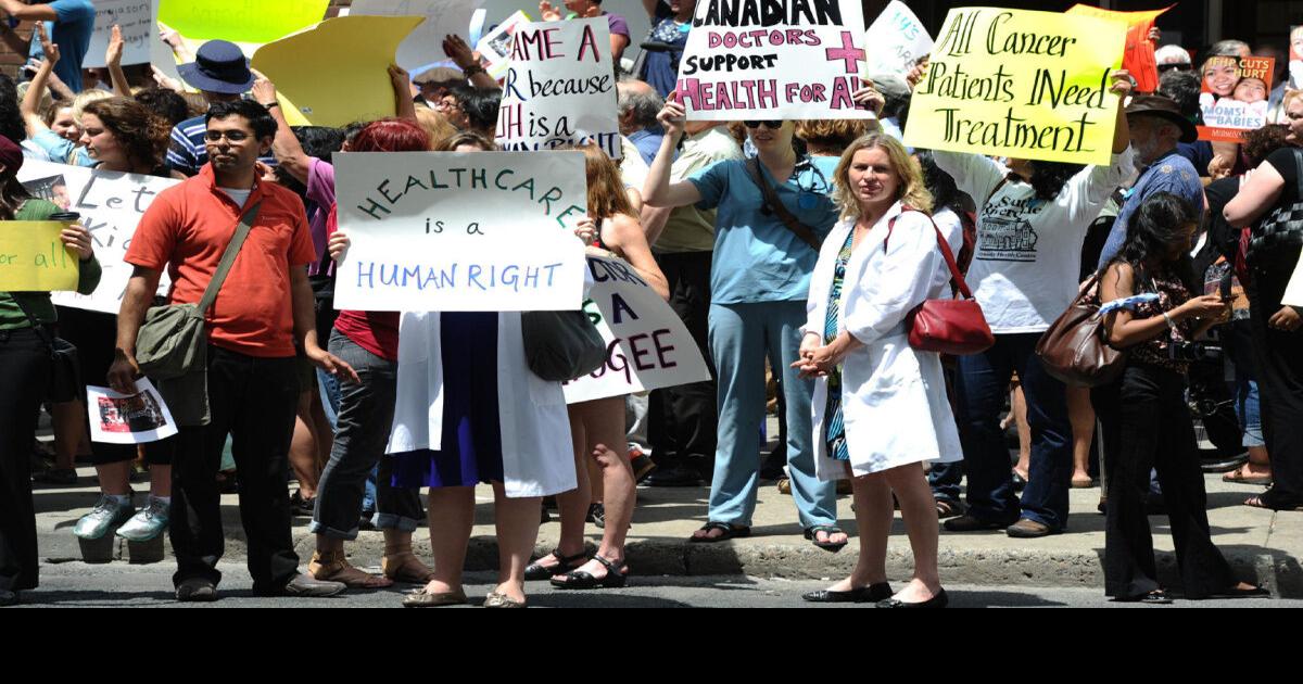 Refugee health cuts: Nationwide physicians’ protest draws 500 in Toronto