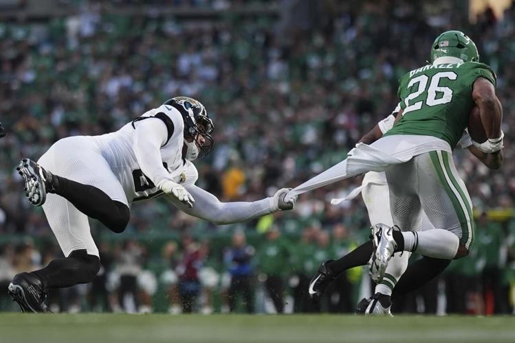 Saquon Barkley shines with backward leap, 2 touchdowns in Eagles' 28-23 ...