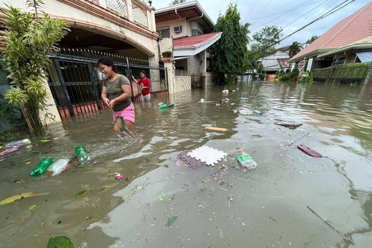 Philippine air force helicopter carrying 5 crashes while en route to ...