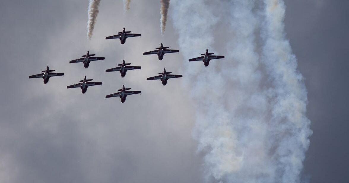 Roar of jets, split-second acrobatics at air show in Toronto
