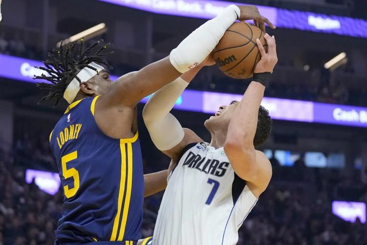 Curry injures left leg leading Warriors over Mavs 119-113