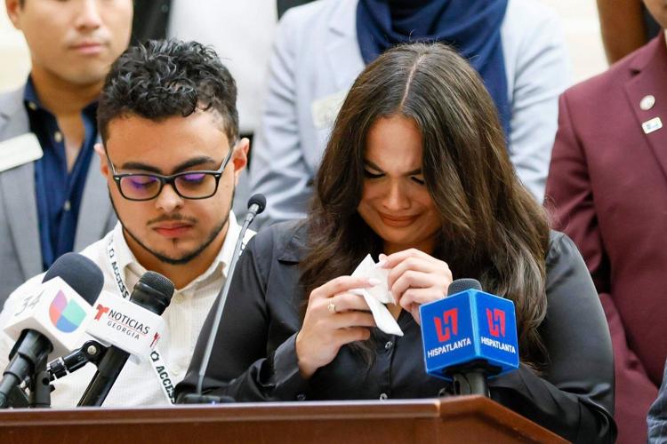 Family, supporters urge release of Spanish-language journalist in ICE ...